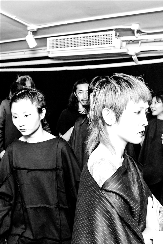 BAI PENG和朋友们 AW17“遗书”实验演出现场
