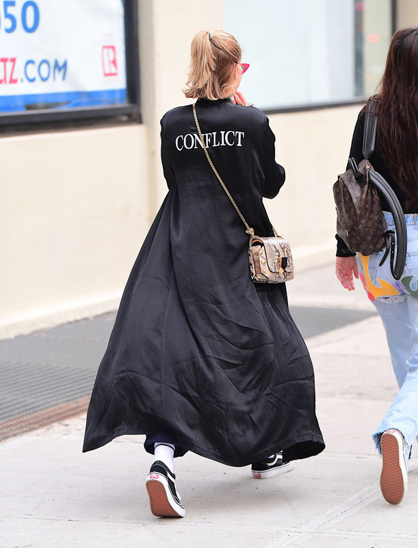 国际名人SOFIA RICHIE 穿上JIMMY CHOO “LOCKETT PETITE”